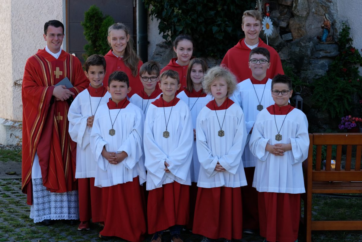 Acht neue Ministranten werden am Patrozinium aufgenommen – St. Dionysius Neunkirchen